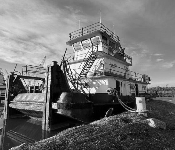 1000 HP Push Boat - Heartland Barge