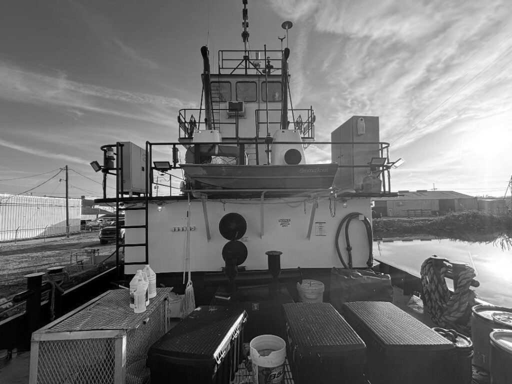 1000 HP Push Boat - Heartland Barge